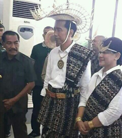 Dinobatkan Jadi Maneleo, Bupati Ronda Sematkan Ti’i Langga Di Kepala ...